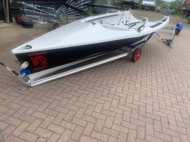 RS400 aluminium launch trolley gunwhale hung. – Mersea Trailers